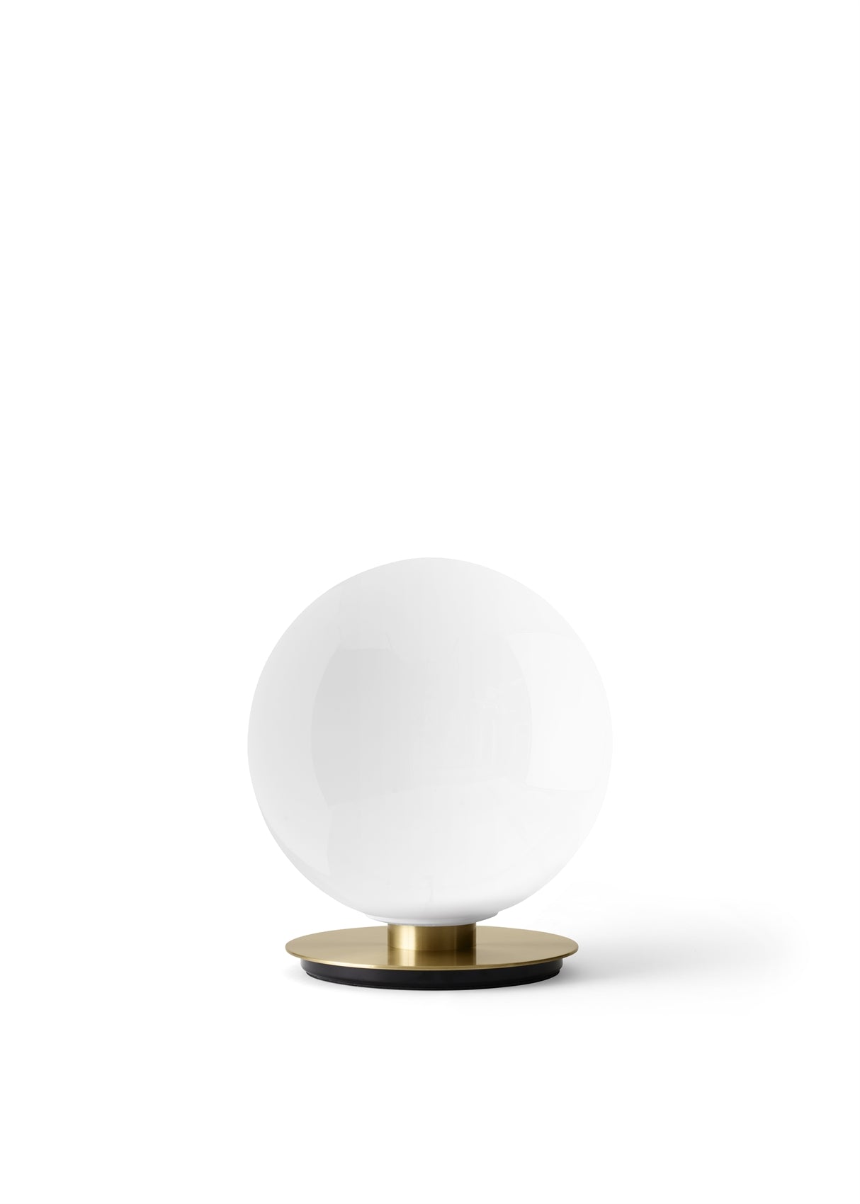 MENU - TR Bulb - Messing - Mat Opal - Loft/Væg Lampe – Room for More